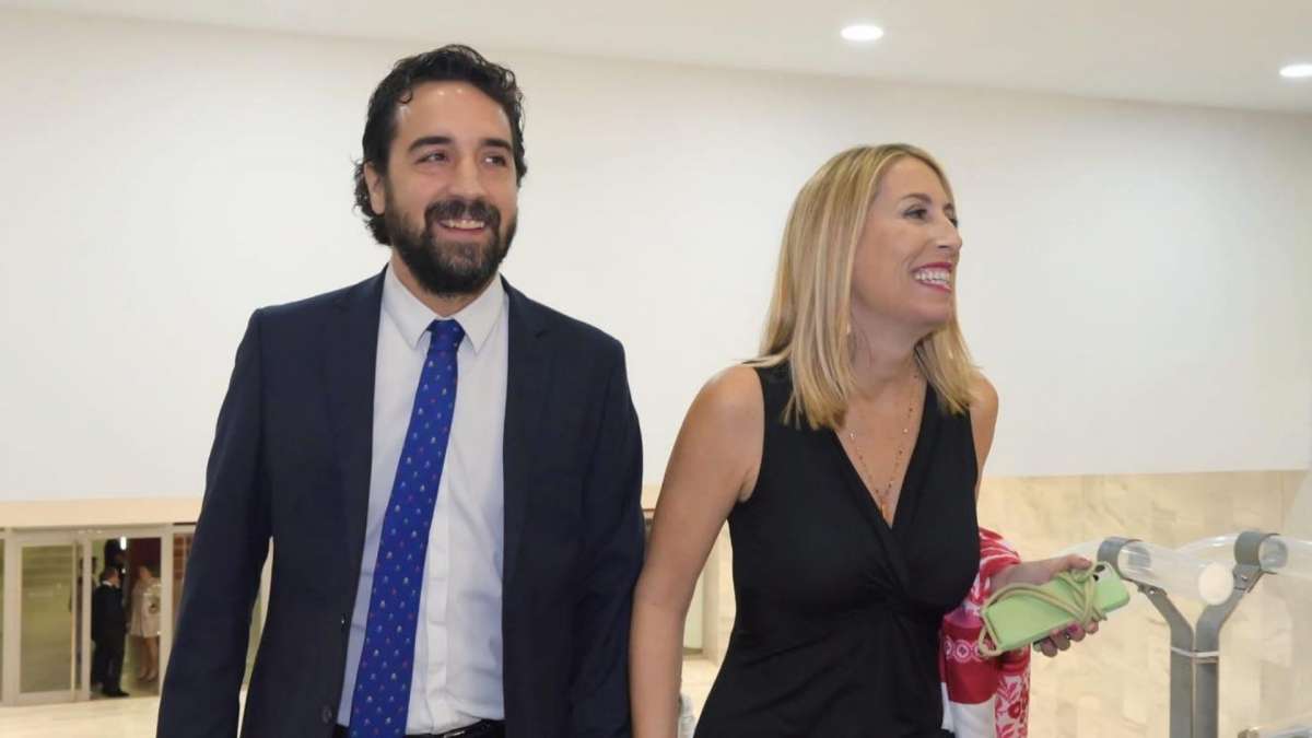 Así es María Guardiola: un padre ausente, casada con dos hijos ...