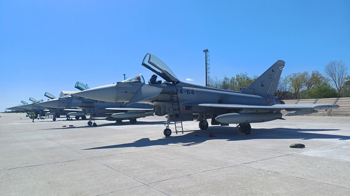 Los cazas de combate españoles interceptan una docena de aviones ...