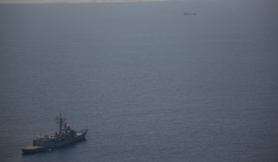La fragata española 'Canarias' se aproxima a un buque secuestrado por ...