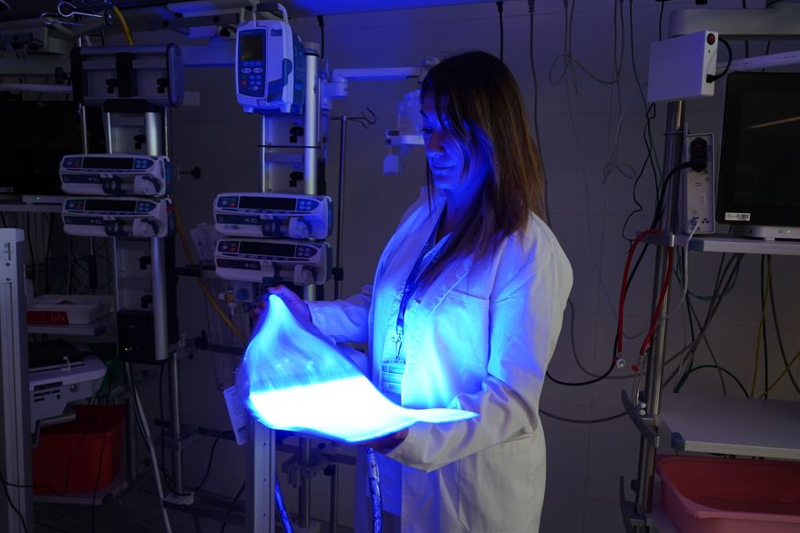 Proyecto pionero en el Vall d'Hebron: el centro impulsa la fototerapia ...