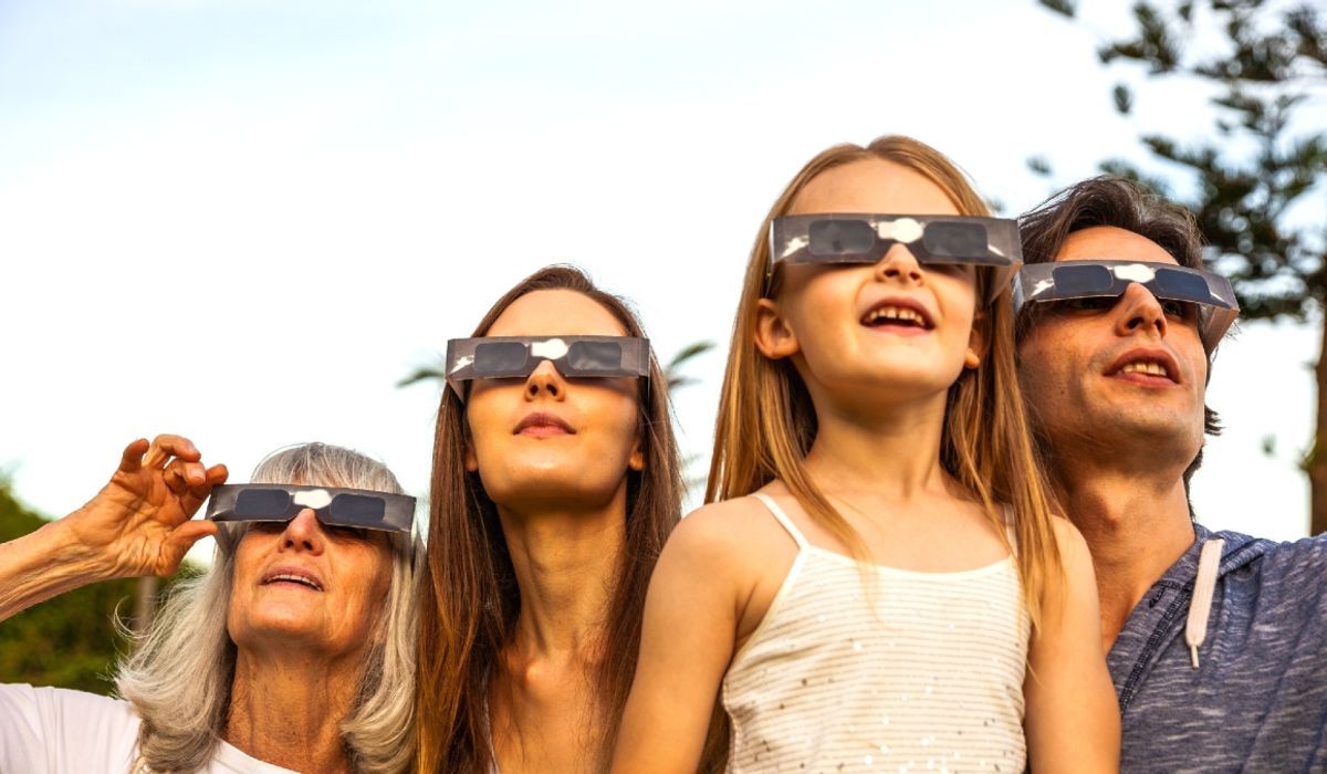 El Gobierno distribuye 100.000 kits para observar el eclipse con ...